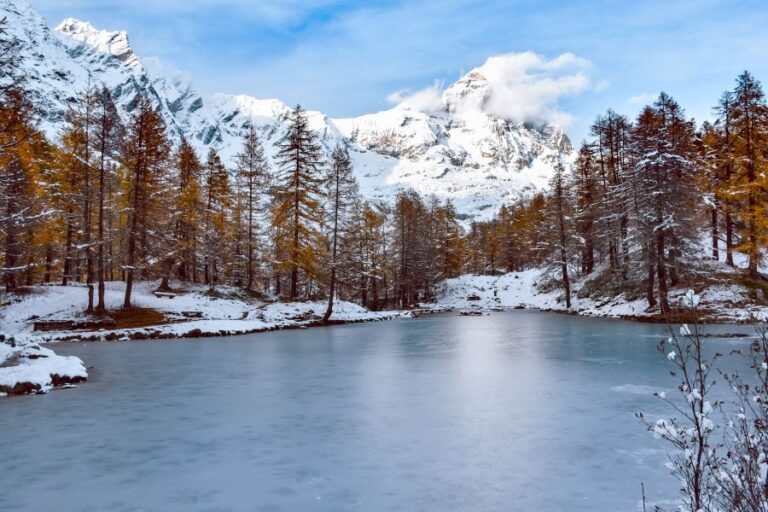 Lago Combal: escursione tra l'azzurro, ai piedi dei monti