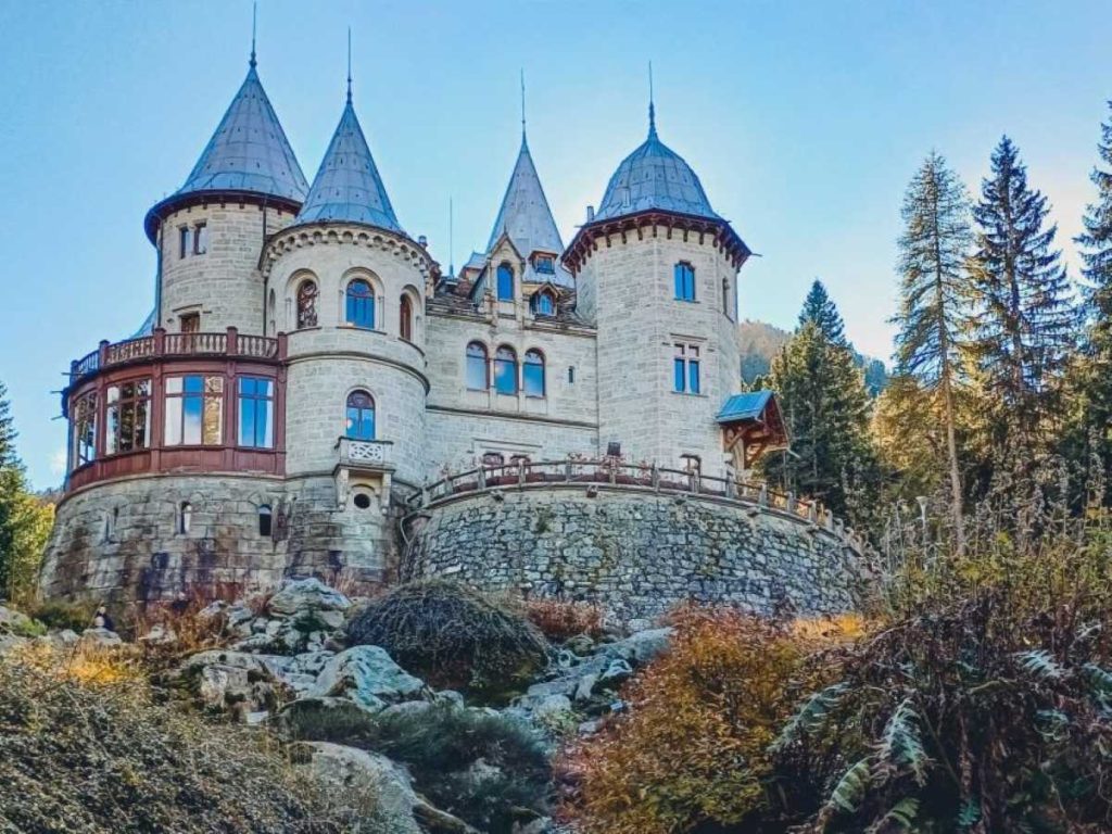 Lago Combal: escursione tra l'azzurro, ai piedi dei monti